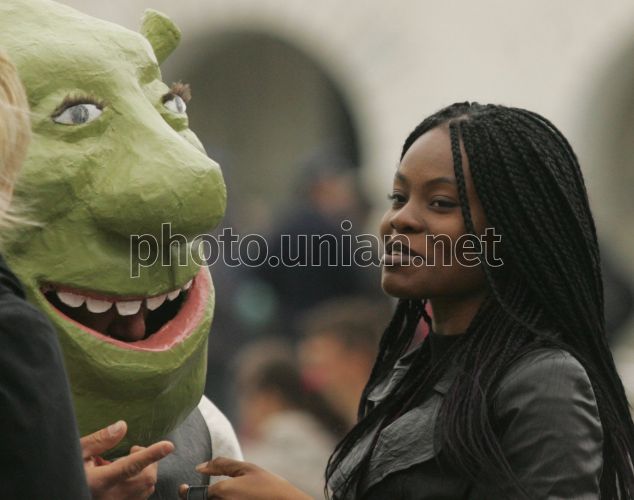 Photo Girl flirts with Shrek - UNIAN