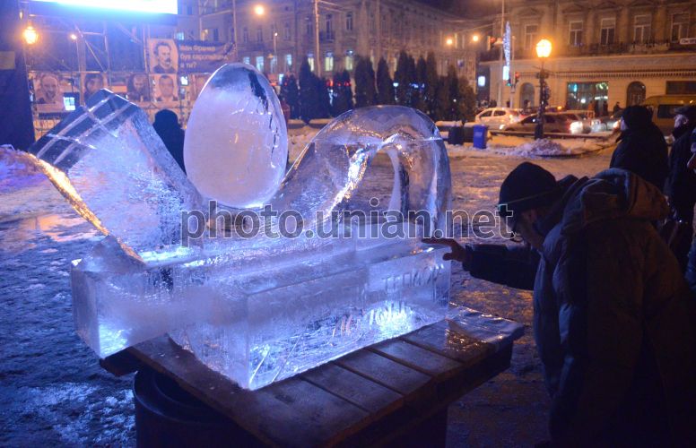 Photo Ice sculpture "I - a drop in the ocean" - UNIAN