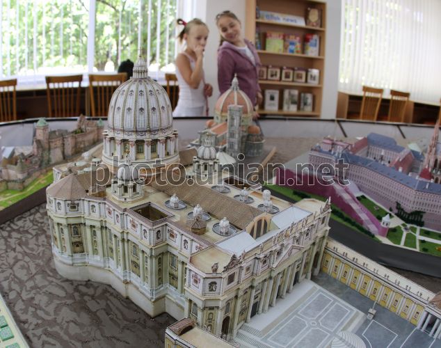 Photo Exhibition volume models from paper - UNIAN