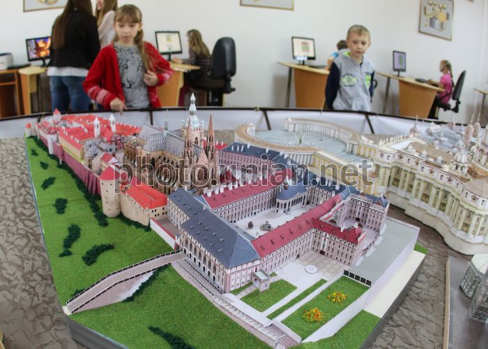 Photo Exhibition volume models from paper - UNIAN