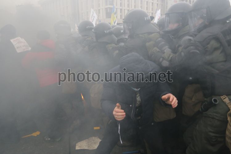 Photo Clashes between participants of the "STOP lockdown!" and law ...
