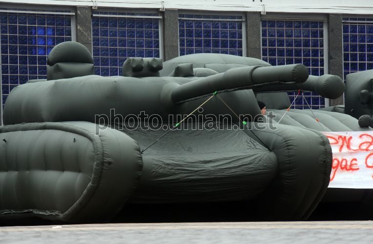 Photo Inflatable tanks - UNIAN