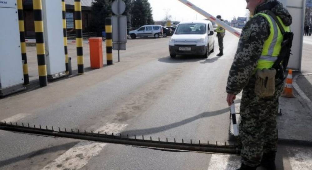 Ukraine reinforces border roadblocks by APCs and weapons | UNIAN