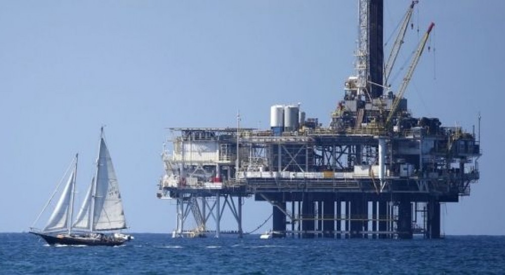 Oil prices down amid strong dollar and high shale oil reserves in US