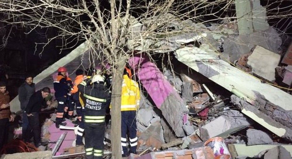 BBC: Turkey police HQ 'hit by bomb blast' with 5 dead, 36 wounded | UNIAN