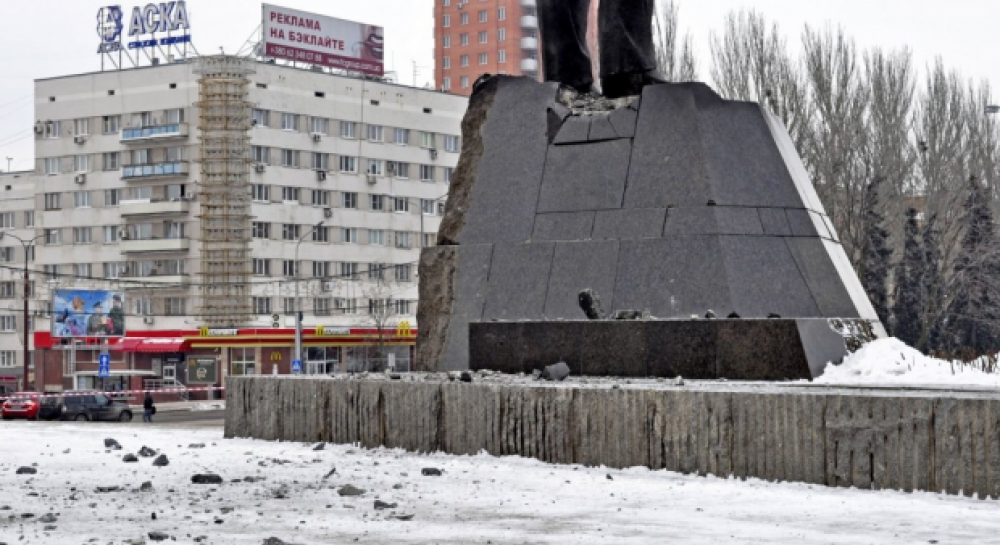 Statue of Lenin damaged in Donetsk