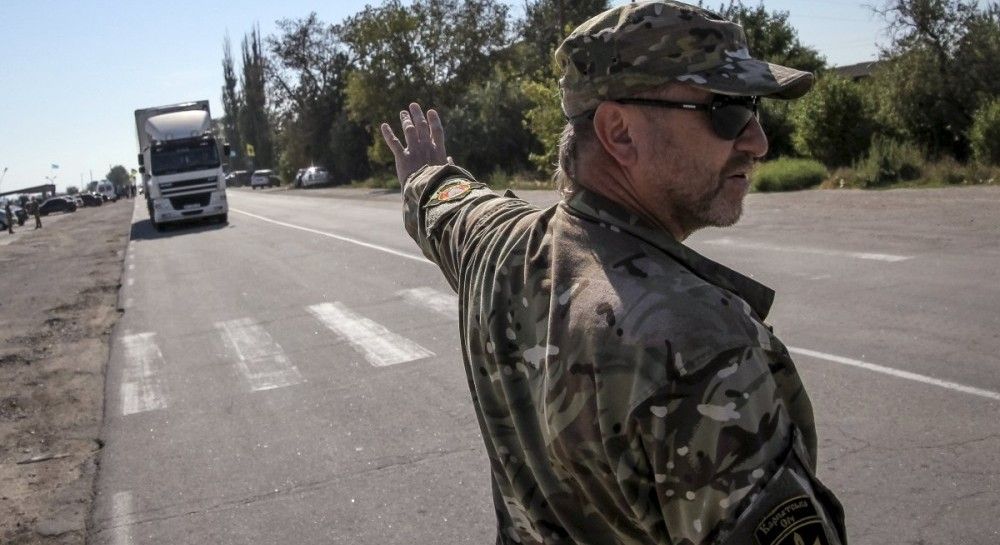 Border guards: Hundreds of cars in queues at checkpoints in Donbas | UNIAN