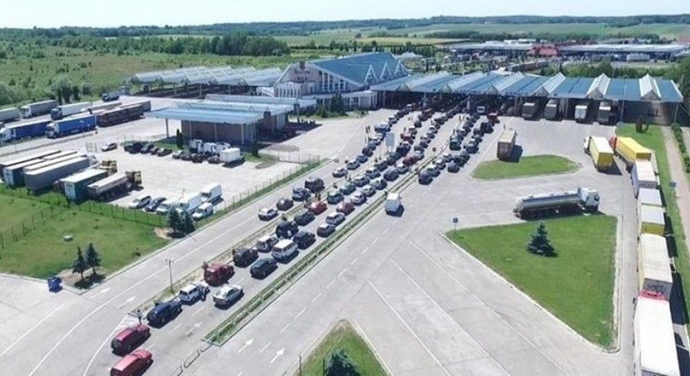 Over 1,000 Ukrainian cars in queues on border with Poland | UNIAN