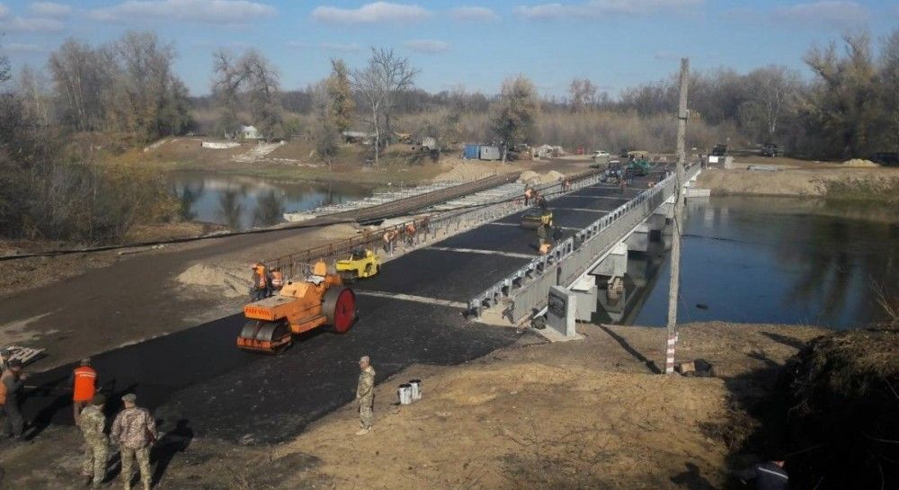 Ukraine rebuilds Tomashevsky Bridge destroyed in Donbas war