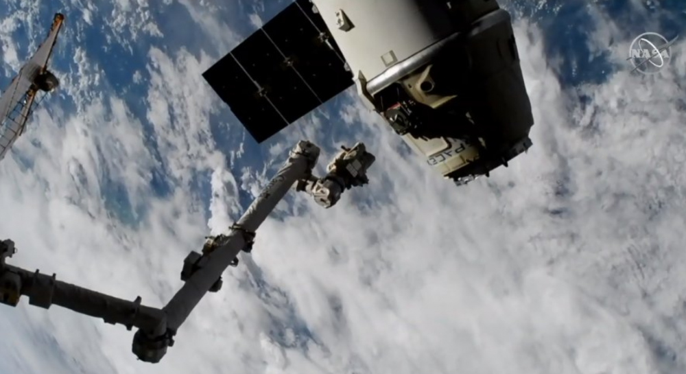 Космічний корабель Crew Dragon повертається на Землю (відео) | УНІАН