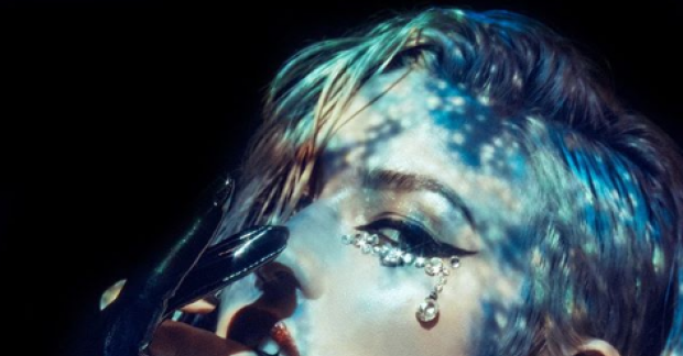 MARUV облизала палец на фото и взорвала Instagram