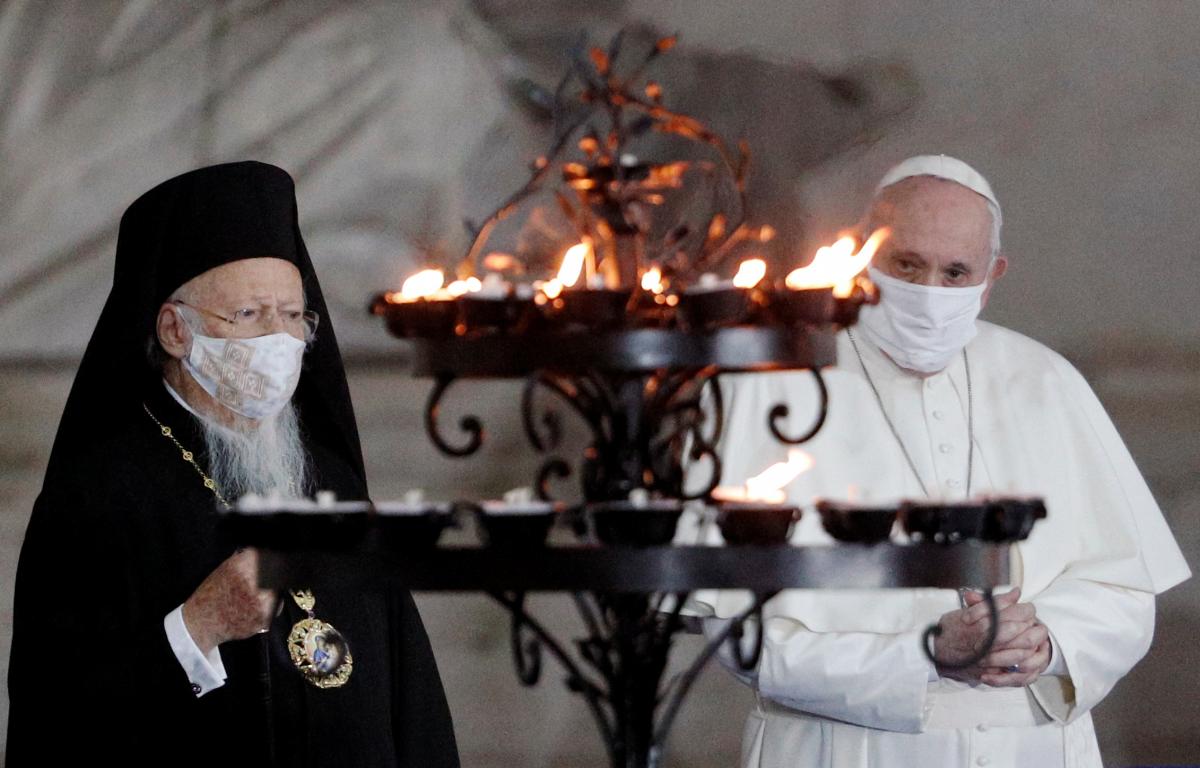 Pope wears mask for first time at public event - UNIAN Photoreport