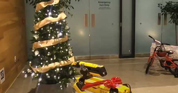 Роботи Boston Dynamics прикрасили новорічну ялинку - відео — УНІАН