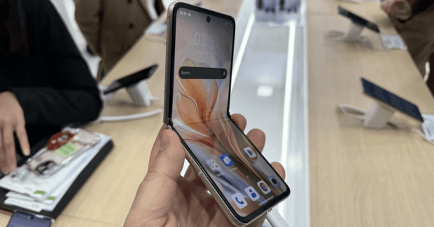 Складные смартфоны - представлена самая доступная модель - фото — УНИАН